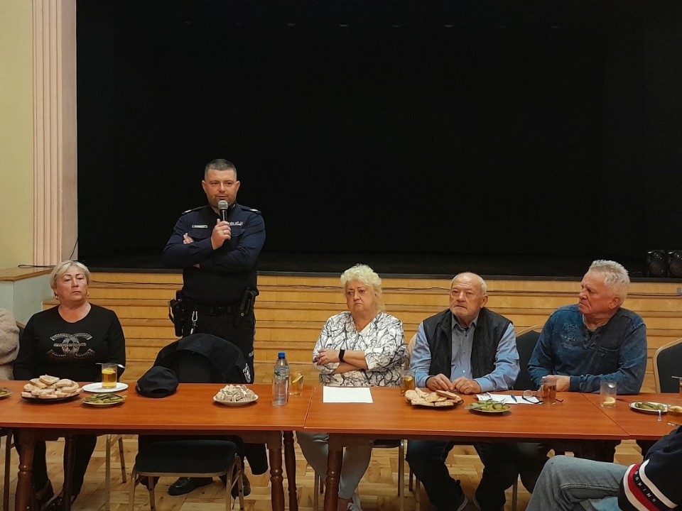 Dzielnicowy z Kóz na spotkaniu z seniorami - Wiadomości - Komenda ...